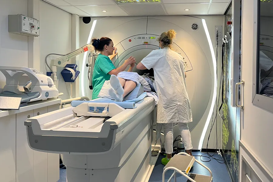 A bord des IRM mobiles du Limousin : la médecine sur roue dans les zones rurales - Vie locale ...